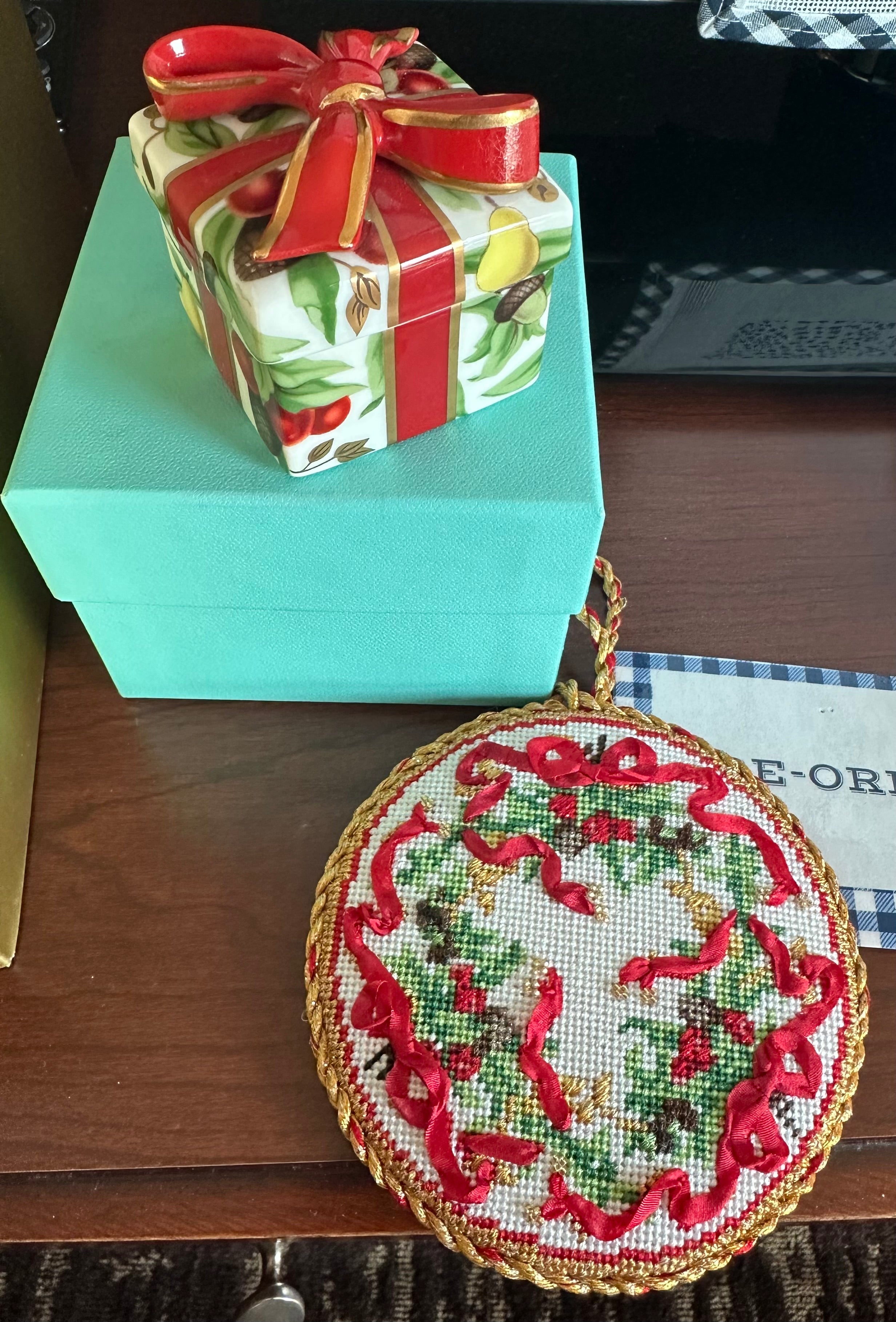 Gingham Stitchery KW83 Holiday Garland Round – Stitch by Stitch