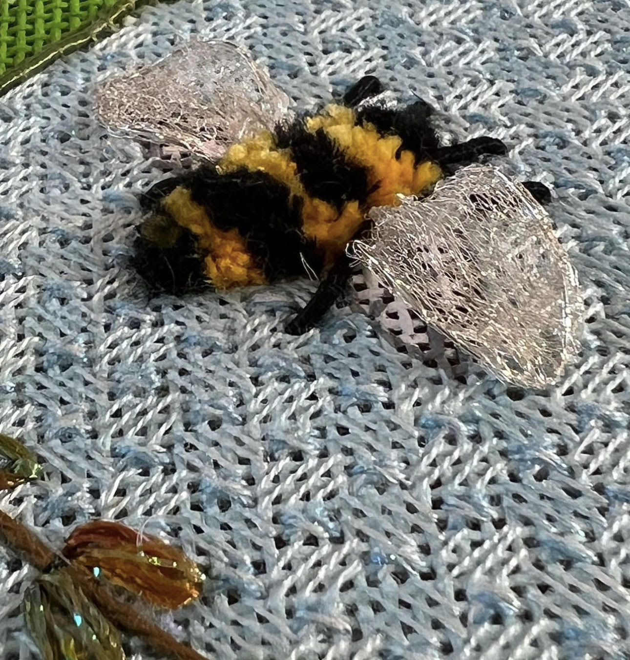 Kate Dickerson SER PL-05 Sunflower & Bees – Stitch by Stitch